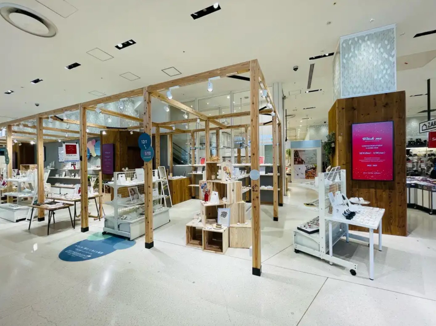 【神戸マルイ】1階カレンダリウムD07 下りエスカレーターすぐ横のトラフィックの高いスペース！ 物販・PR・集合イベントに最適！ ※リピート割対象区画｜ショップカウンター