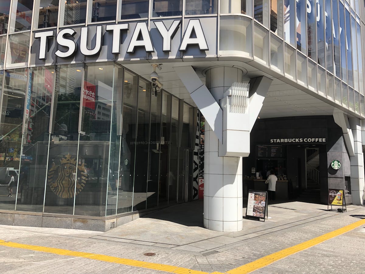 【SHIBUYA TSUTAYA】プロモーションやサンプリングに最適な圧倒的通行量を誇る1F屋外イベントスペース｜ショップカウンター