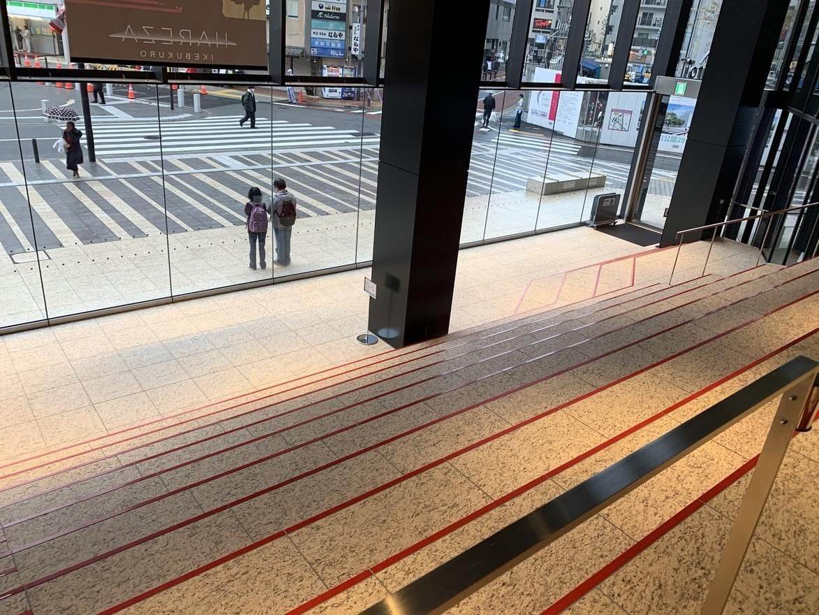 【Hareza池袋】プロモーションや催事イベントに適した赤い大階段が印象的なイベントスペース(パークプラザ) - ショップカウンター