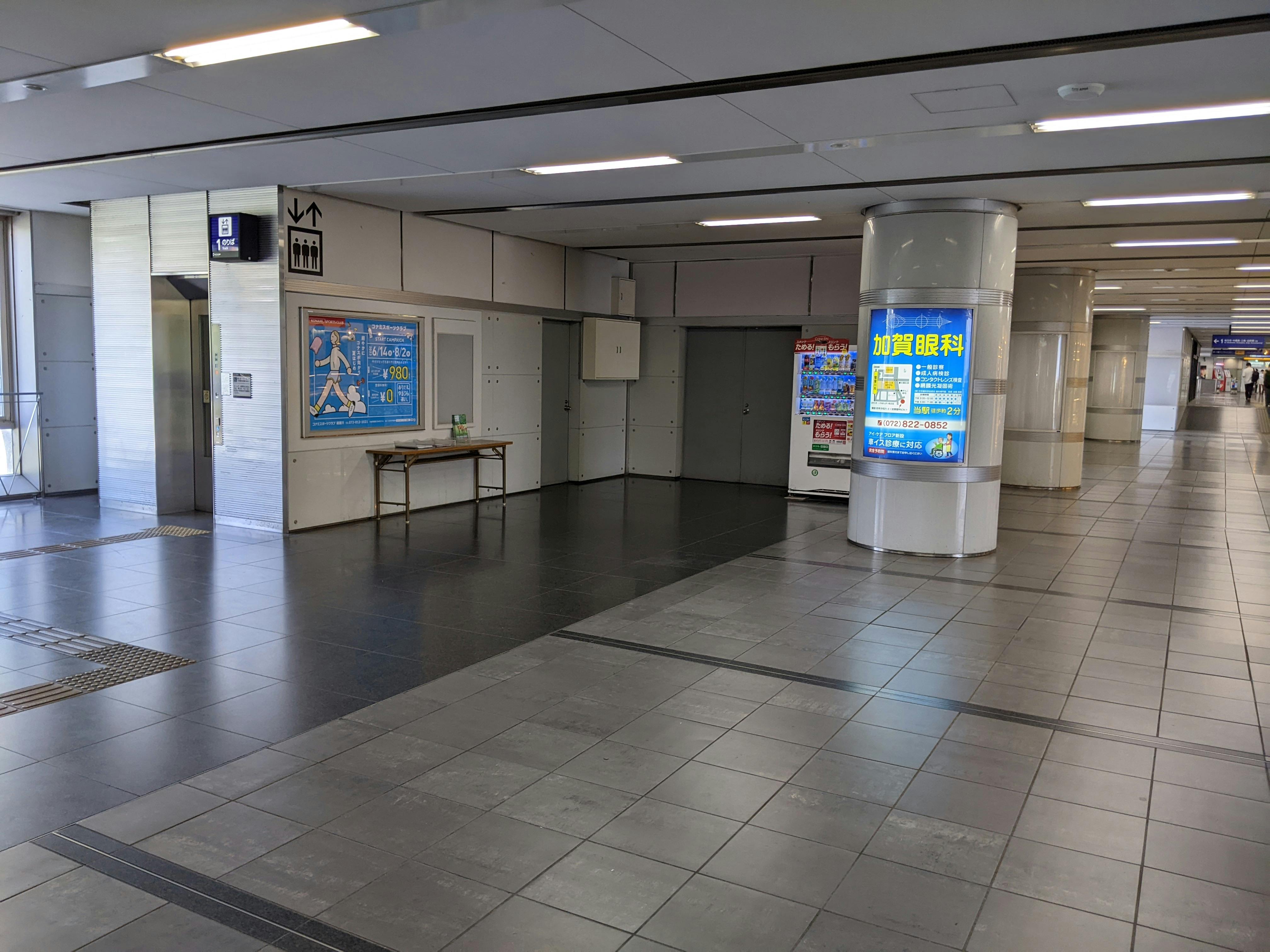 【寝屋川市駅】食物販、物販のポップアップストアに最適な通行量の多い改札内コンコースイベントスペース｜ショップカウンター